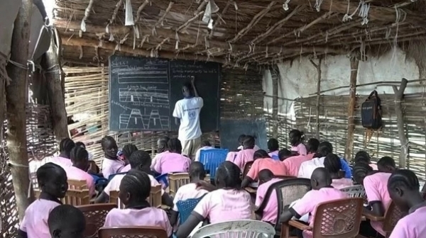 Вьетнамские солдаты помогают жителям Абье преодолеть трудности в сезон ...